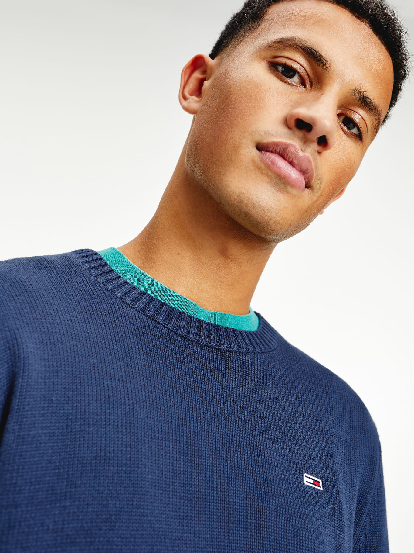 SUETER ESSENTIAL CON CUELLO ROJOONDO