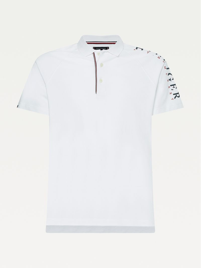 POLO CON LOGO EN LAS MANGAS DE CORTE REGULAR