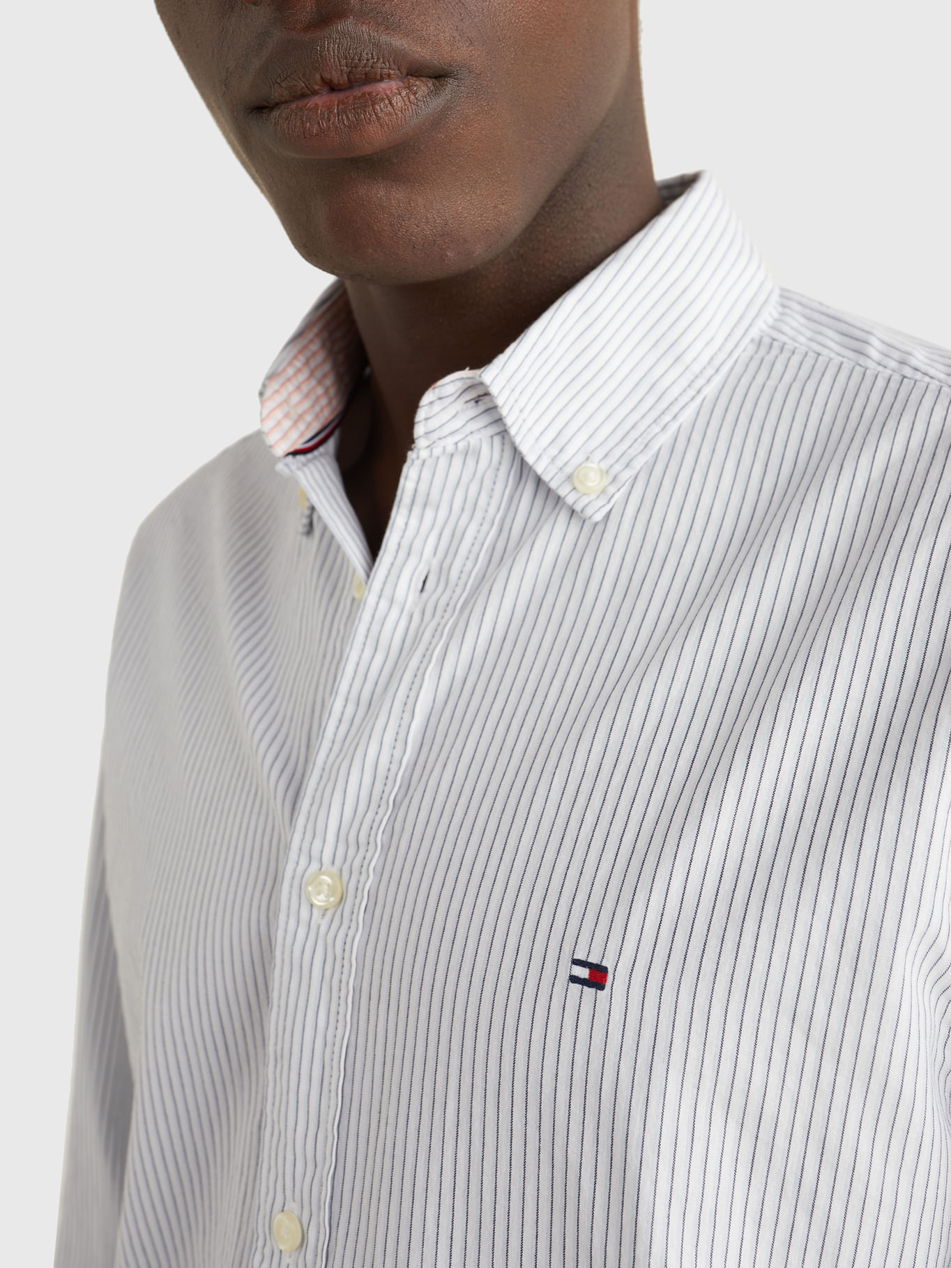 CAMISA DE RAYA DIPLOMÁTICA CON CORTE REGULAR