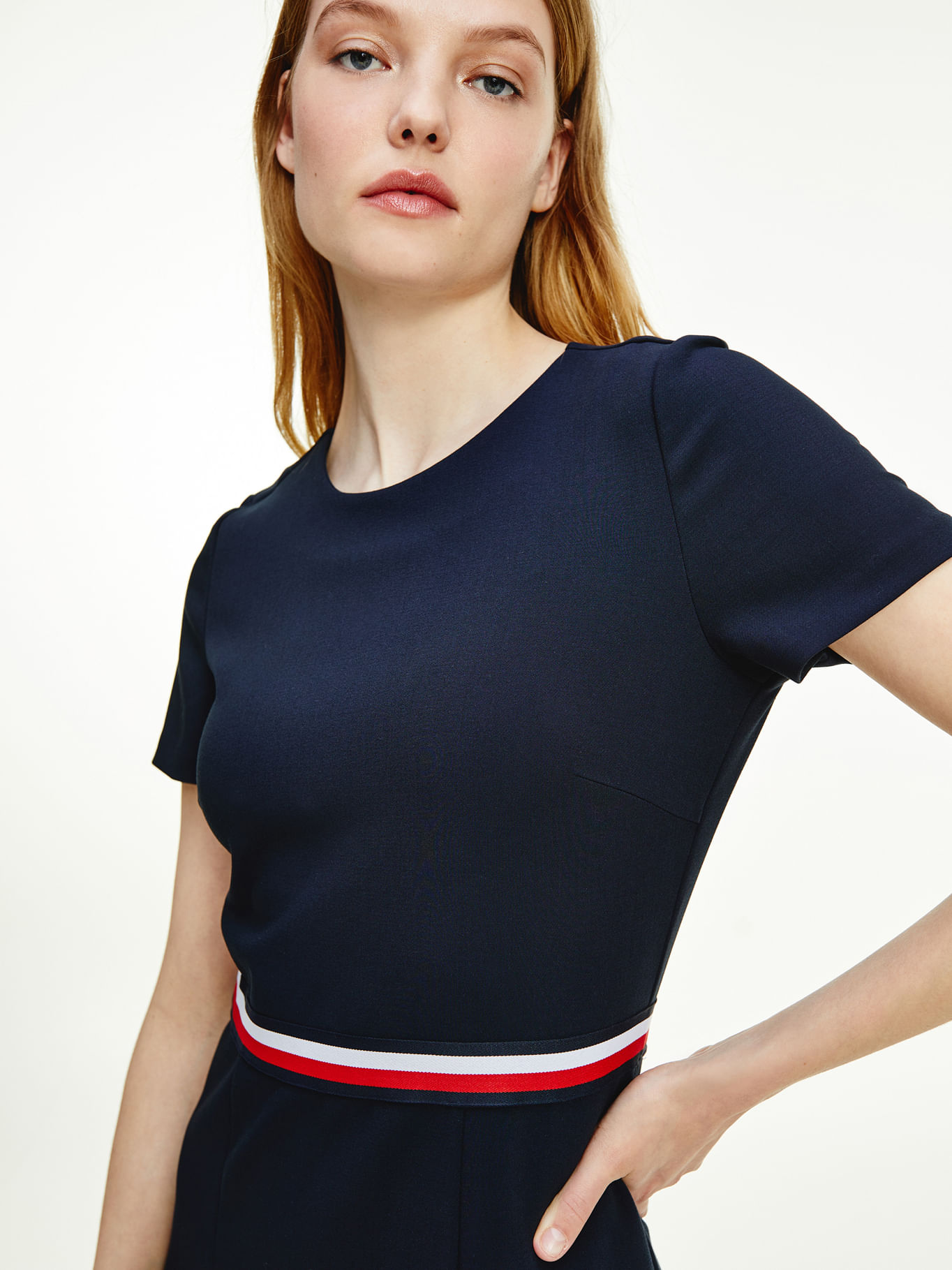 VESTIDO DE CORTE EVASÉ CON CINTA DISTINTIVA