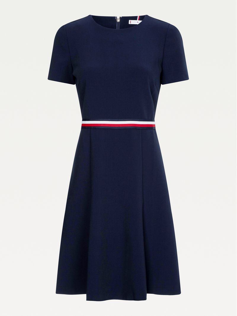 VESTIDO DE CORTE EVASÉ CON CINTA DISTINTIVA