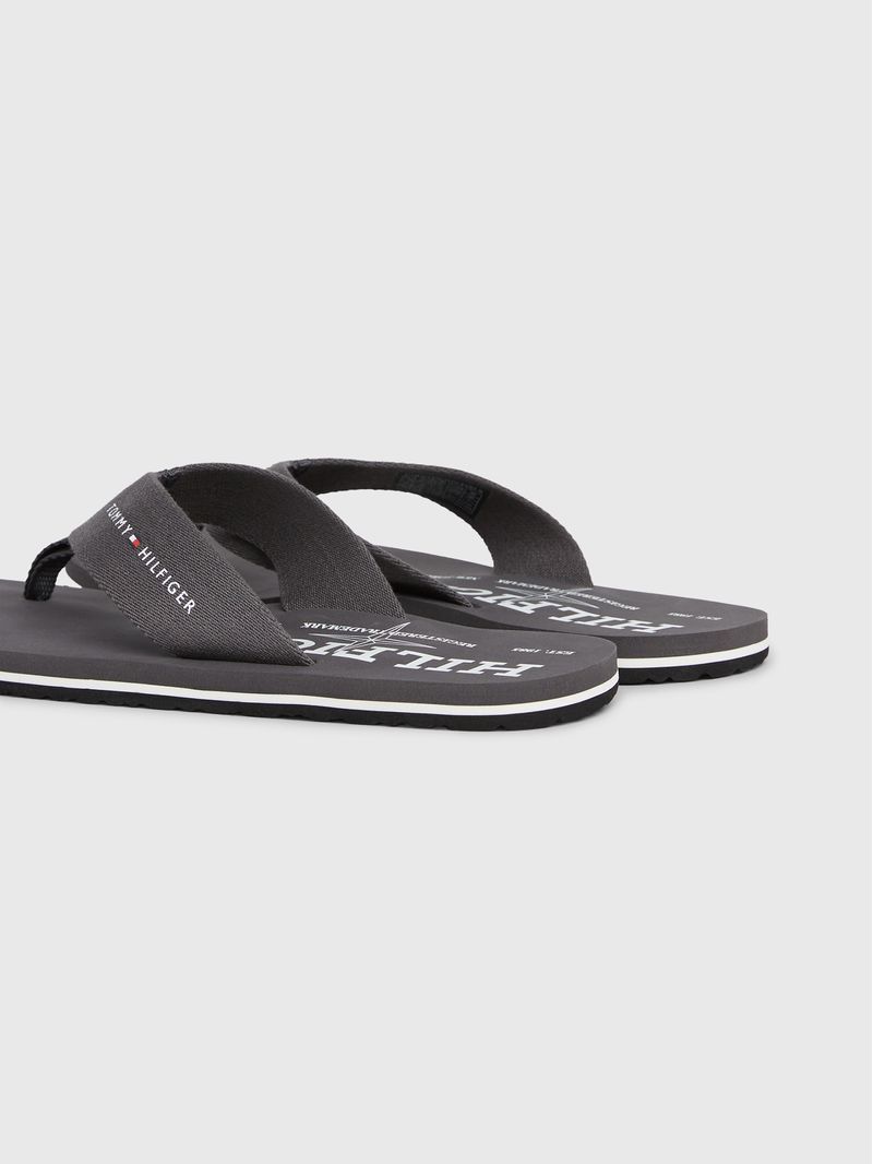 Chancletas con logo en la suela