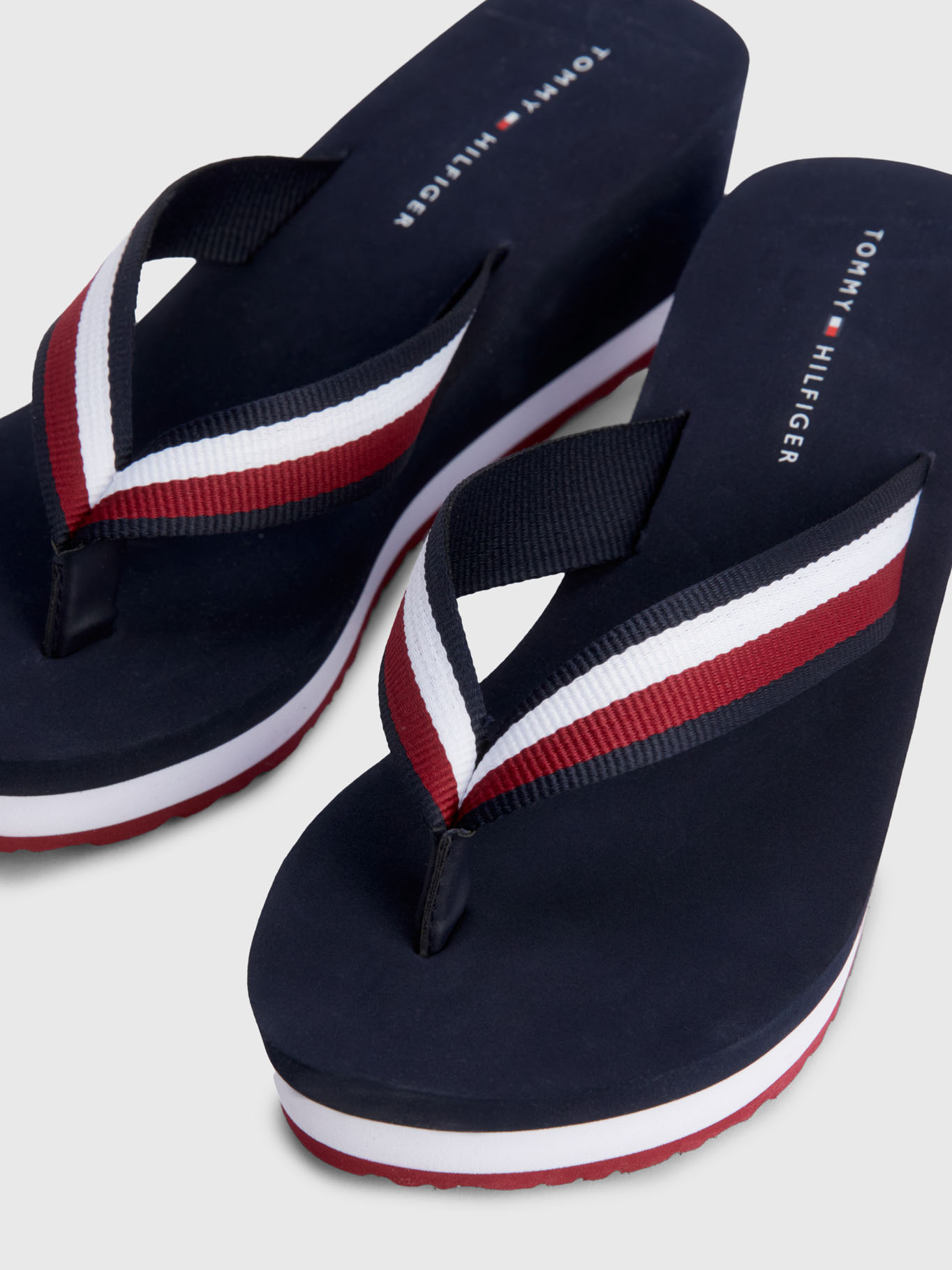 Chancletas essential con cuña